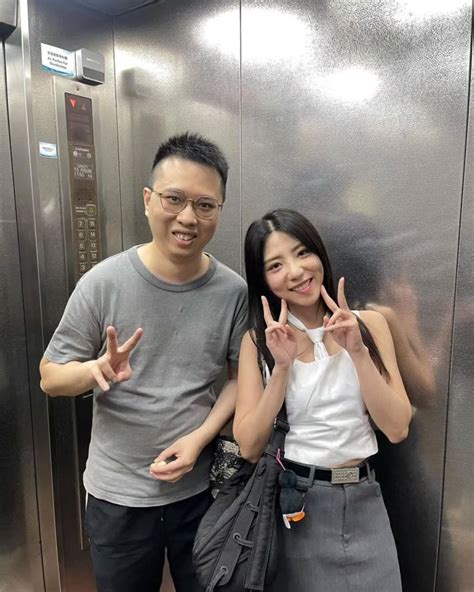 話說我剪完頭髮搭𨋢，搭搭下見到有個靚女入𨋢，咁梗係幫佢㩒住，望一望，原來阿gi嚟嘅喂