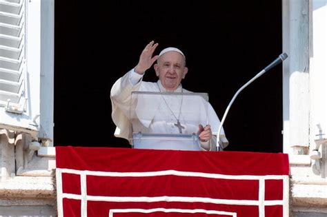 Féretro de madera monedas de la Santa Sede e incienso los detalles del funeral de Benedicto