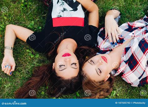 Moda Al Aire Libre Estilo Hipster Retrato De Dos Hermosas Mujeres Rubias Y Morenas Comiendo