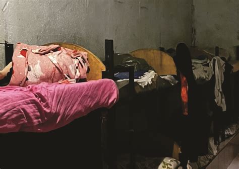 Mais de 50 pessoas são resgatadas feridas e desnutridas em campo de