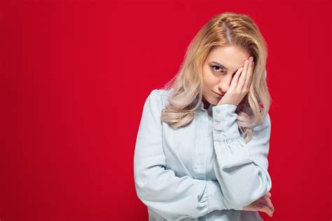 손으로 얼굴을 덮고 있는 부끄러운 여자 부끄러운 빨간 배경에 고립 유죄 소녀 당황에 대한 스톡 사진 및 기타 이미지 당황 독일 미안해 Istock