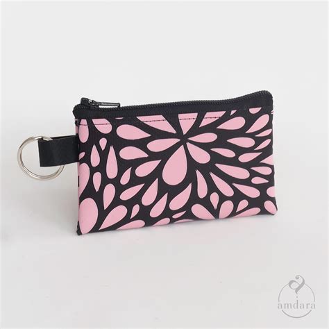 Münzanhänger Maxi Blüten Print rosa auf schwarz amdara