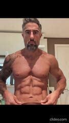 Marcos Mion mostra físico e diz que confere shape coach Orgulhoso