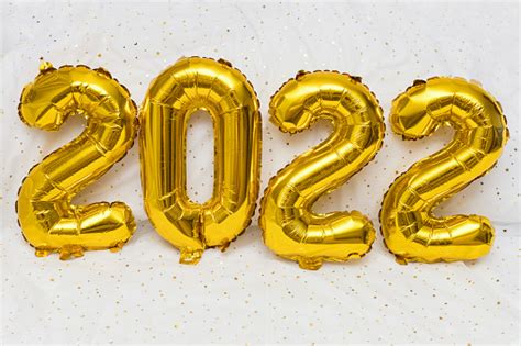 새해 복 많은 2022 흰색 배경에 있는 황금 풍선 인물과 별이 클로즈업되어 있습니다 엽서의 개념입니다 12월에 대한 스톡 사진 및 기타 이미지 Istock