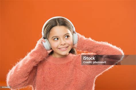 Dj 녹음을 넣어 Dj 헤드폰을 착용한 귀여운 작은 아이 음악을 듣고 이어폰으로 조용한 디스코에서 춤을 추는 어린 소녀 사랑스러운 Dj 소녀 Dj 파티에서 음악 연주 즐기기