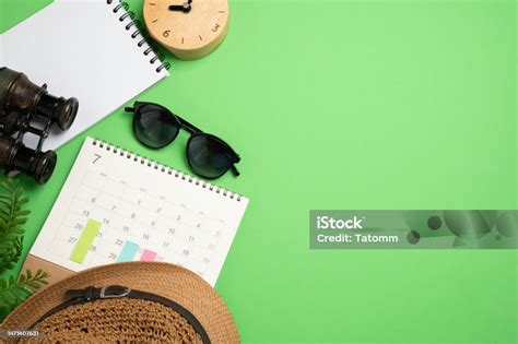 여행 시간 액세서리 휴가 여행과 긴 여름 주말 계획의 플랫 레이 개념은 텍스트 배경을 위한 빈 공간이 있는 녹색 테이블입니다 0
