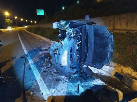Veículo Capota E Pega Fogo Na Mg 050 Em Divinópolis Motorista é