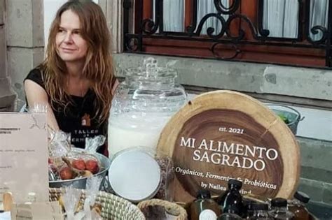 Nailea Norvind Vende Sus Productos En Tianguis De La Cdmx