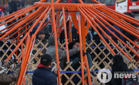 Жагсагчид Сүхбаатарын талбай дээр гэр барьж байна News Mn