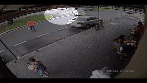 Motociclista é arremessado após bater veículo na lateral de carro em