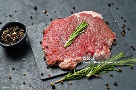 로즈마리가 있는 돌 판에 생 비프 바베 큐 스테이크 검정색 배경 평면도 텍스트 공간 건강한 식생활에 대한 스톡 사진 및 기타