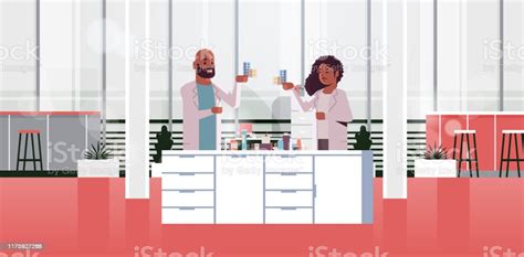 연구원 부부 들고 마약 패키지 아프리카 계 미국인 남자 여자 에 균일 한 분석 알 약 과학자 만드는 실험 과학 개념 현대 실험실 인테리어 수평 전체 길이 가공의 인물에 대한