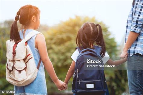 아시아 어머니와 딸 학생 여자 배낭에 손을 잡고 함께 학교에가 고 가방에 대한 스톡 사진 및 기타 이미지 가방 가족 걷기
