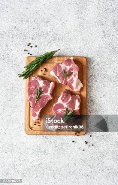 Steak Daging Sapi Di Atas Papan Kayu Dengan Latar Belakang Beton Dengan