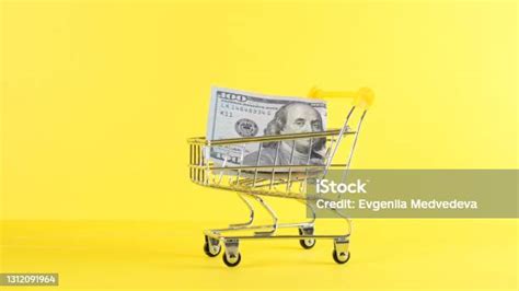 노란 배경에 쇼핑 카트와 100 달러 지폐 클로즈업 블랙 프라이데이 쇼핑 및 할인 컨셉 0명에 대한 스톡 사진 및 기타 이미지