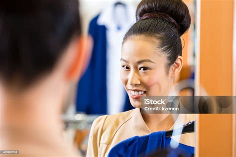 아시아 여자 시도 옷 에 가게 거울 거울에 대한 스톡 사진 및 기타 이미지 거울 고객 고름 Istock