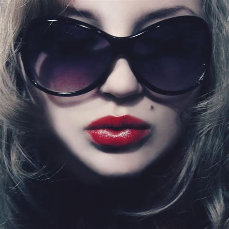 Фото Блондинка в очках