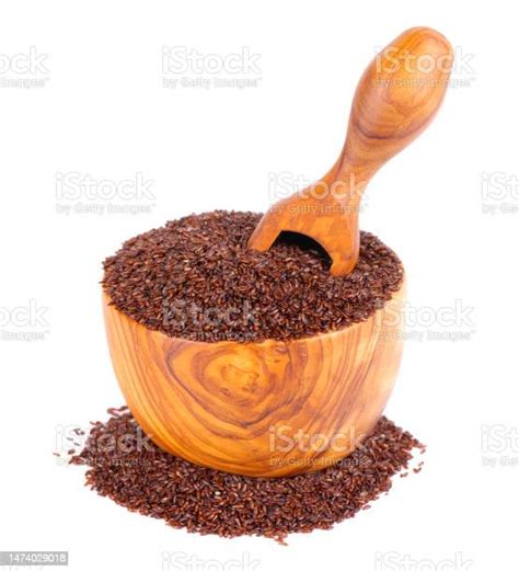 나무 그릇과 숟가락에 있는 차전자피 씨앗 흰색 배경에 격리 질경이 플란타고 차전자피 Plantago Ovata에 대한 스톡 사진