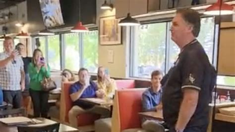 Bolsonaro é aplaudido em restaurante brasileiro nos EUA assista