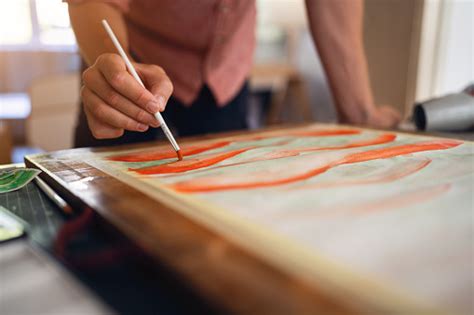 그의 홈 아트 스튜디오에서 캔버스에 그림을 그리는 인식 할 수없는 백인 남성 예술가 Diy에 대한 스톡 사진 및 기타 이미지 Diy 가정 생활 개선 Istock