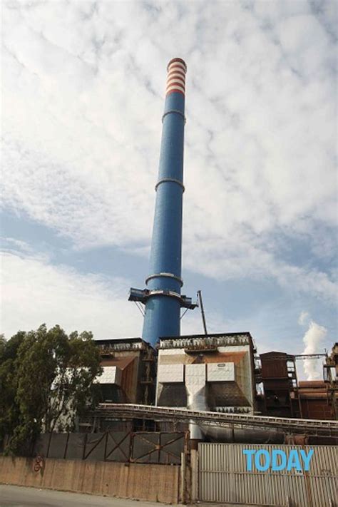 Ilva 10 Operai Si Incatenano Sulla Torre Dell Altoforno INFOPHOTO