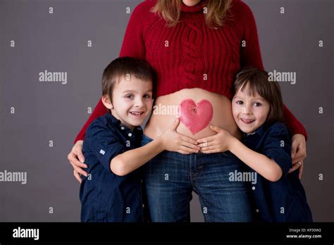 Dicker bauch bauch kinder Fotos und Bildmaterial in hoher Auflösung Alamy