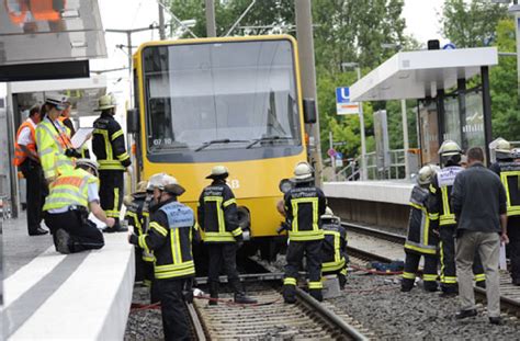 Fotostrecke Schozacher Straße Einfahrende Bahn Der U7 Erfasst Mann