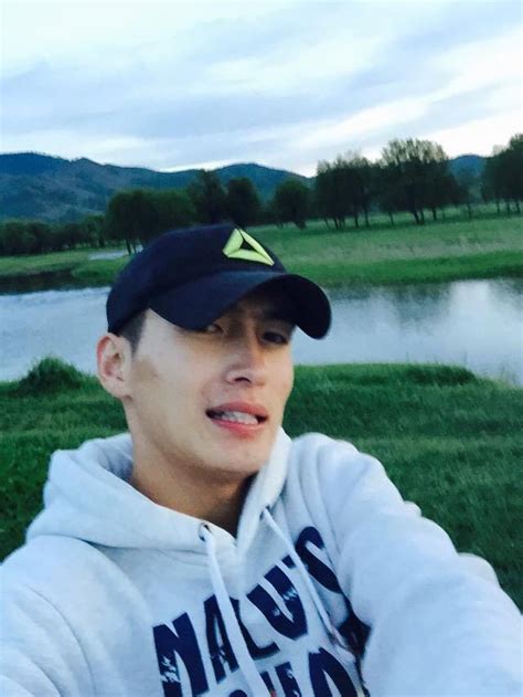 Бодмоор Өглөө эрт нислэг тосох гээд 5н цагт явж байхад зам дагаад нэг балчир охин алхаж байх