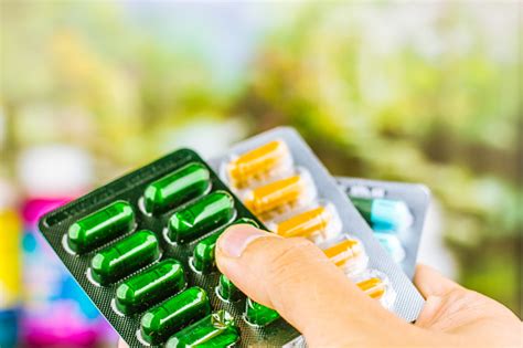 의학 약 또는 나무 배경에 캡슐입니다 치료 약물에 대 한 약물 처방입니다 제약의 약 건강에 대 한 치료 약국 테마 캡슐 알 약 패키지에 의학 항생제와 개념에 대한 스톡 사진