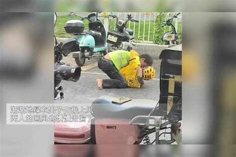 外卖员与人在街头发生冲突，打着打着突然公主抱：怎么感觉有点甜