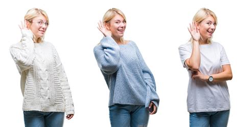 아름 다운 금발의 여 자가 손으로 청각 소문 또는 험담을 듣고 귀에 웃 고 고립 된 배경 위에 겨울 스웨터를 입고 콜라주 난청 개념입니다 겨울에 대한 스톡 사진 및 기타