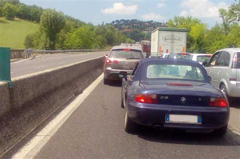Città di Castello camion tampona auto della Polizia ferito un agente