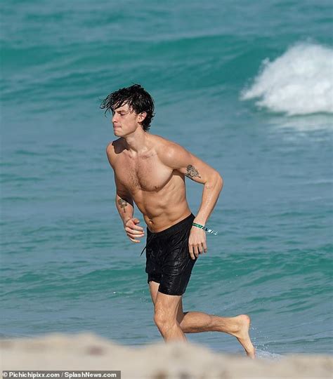Shawn Mendes Goes To The Beach Entertainment Talk Gaga Daily
