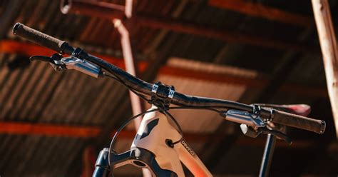 Sram Bronze Stealth: Sram Code- und Level-Bremse im Stealth-Look | BIKE