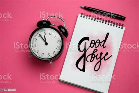 단어 안녕히 계세요 분홍색 배경에 알람 시계와 펜 플랫 누워있는 노트북 0명에 대한 스톡 사진 및 기타 이미지 0명 개념