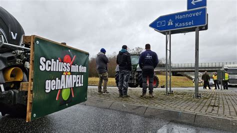 A7a49 Ampel Protest An Der Autobahnauffahrt Hessennews Tv
