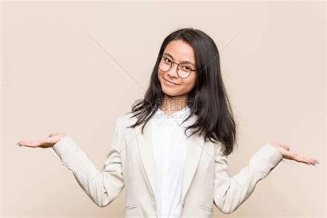 年轻的女商人在质疑姿态中怀疑和挥舞着肩膀高清图片下载 正版图片503757244 摄图网