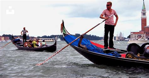 분홍색과 흰색 줄무늬 폴로 셔츠와 파란색 데님 청바지를 입은 남자가 보트를 타고 사진 Unsplash의 무료 배 이미지