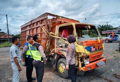 Dua Truk Adu Banteng Di Jalan Menikung 3 Meninggal