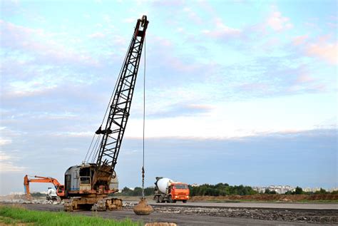 강철 케이블에 중금속 난파공이 있는 대형 크롤러 크레인 또는 드래그라인 굴삭기 건설 현장에서 공을 부수고 있습니다 건물 및 구조물의 해체 및 철거 0명에 대한 스톡 사진 및