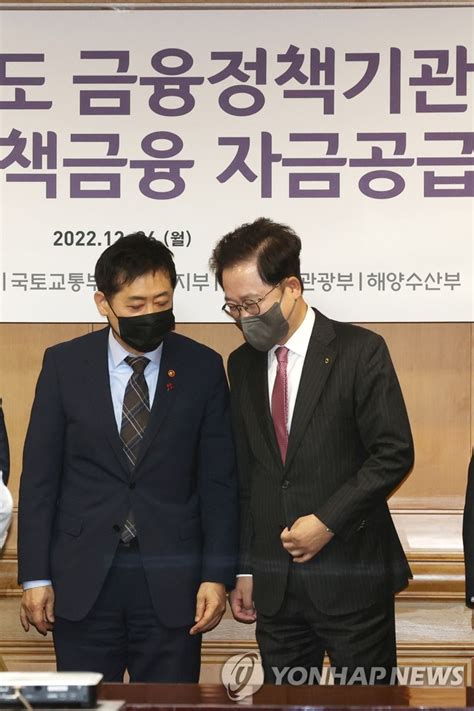 대화 나누는 금융위원장 연합뉴스