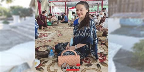 อเล็กซานดร้า ธิดาวัลย์ เดินทางสายบุญ พร้อมกับแฟชั่นผ้าซิ่นสวยเรียบร้อย