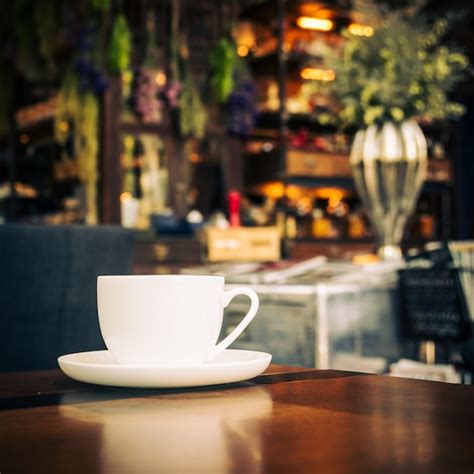 Café Au Lait Chaud Dans Une Tasse Blanche Sur La Table Photo Gratuite