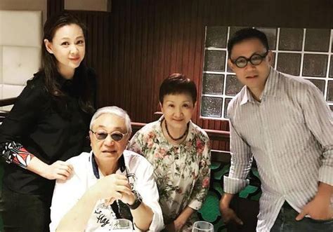 85岁“黄药师”曾江仍老当益壮，近照精气十足，与第三任妻好恩爱焦姣邓拱香港