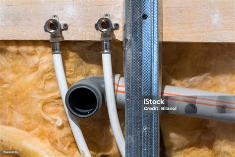 폴 리 프로필 렌 배관 집안에 벽에 수도 관에 의하여 이루어져 있다 혁신 중 아파트 인테리어의 화장실에 하 수구 파이프의 설치 작품 회색 플라스틱 드레인 파이프 사용 물