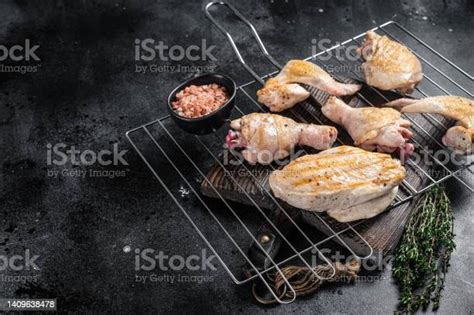 바베큐 구운 닭고기 부분 드럼 스틱 가슴 필레 날개 허벅지 검은 배경 상단 보기 공간 복사 가금류에 대한 스톡 사진 및 기타