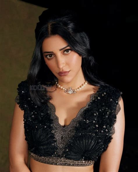 Elegant Shruti Haasan In A Black Lehenga Photos 01 261450 Kollywood