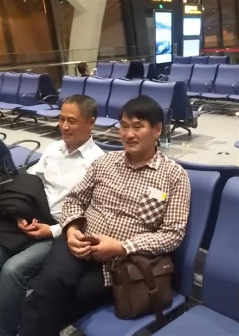 巨星朱之文機場等候，網友看後不淡定：這竟不是vip室！太低調 每日頭條
