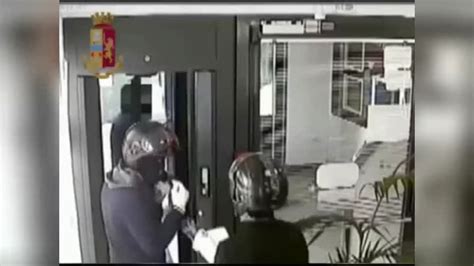 Rapina In Una Banca Romana Arrestato A Nola Il Mediano