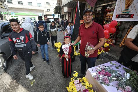 توزيع الورود في غزة ابتهاجاً باستضافة قطر لمونديال 2022 ألبوم الصور